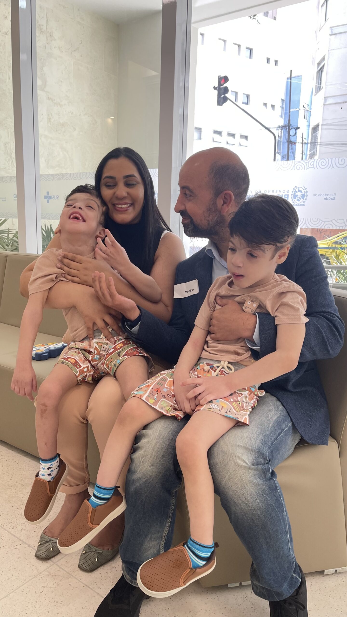 Neurosurgeon used AI to practice complex twin separation - Surgery International