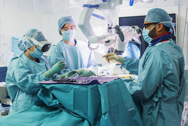 Apple Vision Pro VR goggles in surgery - Surgery International