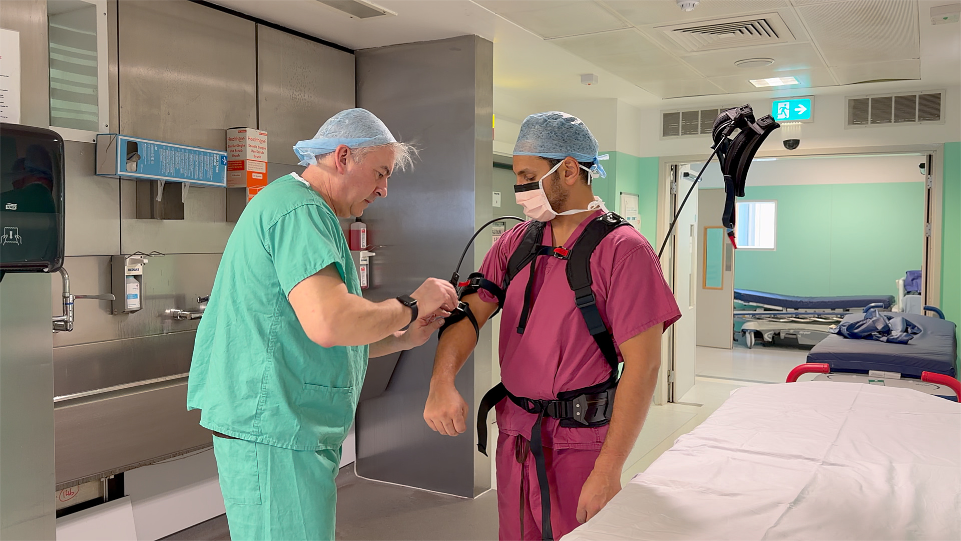 Surgeon performs first procedure wearing exoskeleton - Surgery ...